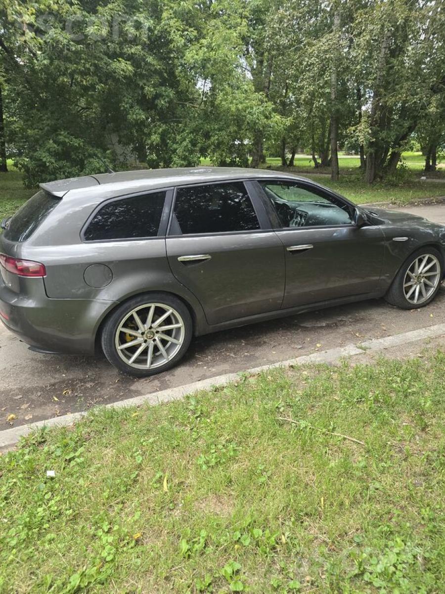 Brown Alfa Romeo 159 2007 in Riga, with an engine capacity of 1.90 L and mileage of 350 thousand km for 1175 €, photo 5 on AUTOMOTO.COM.LV