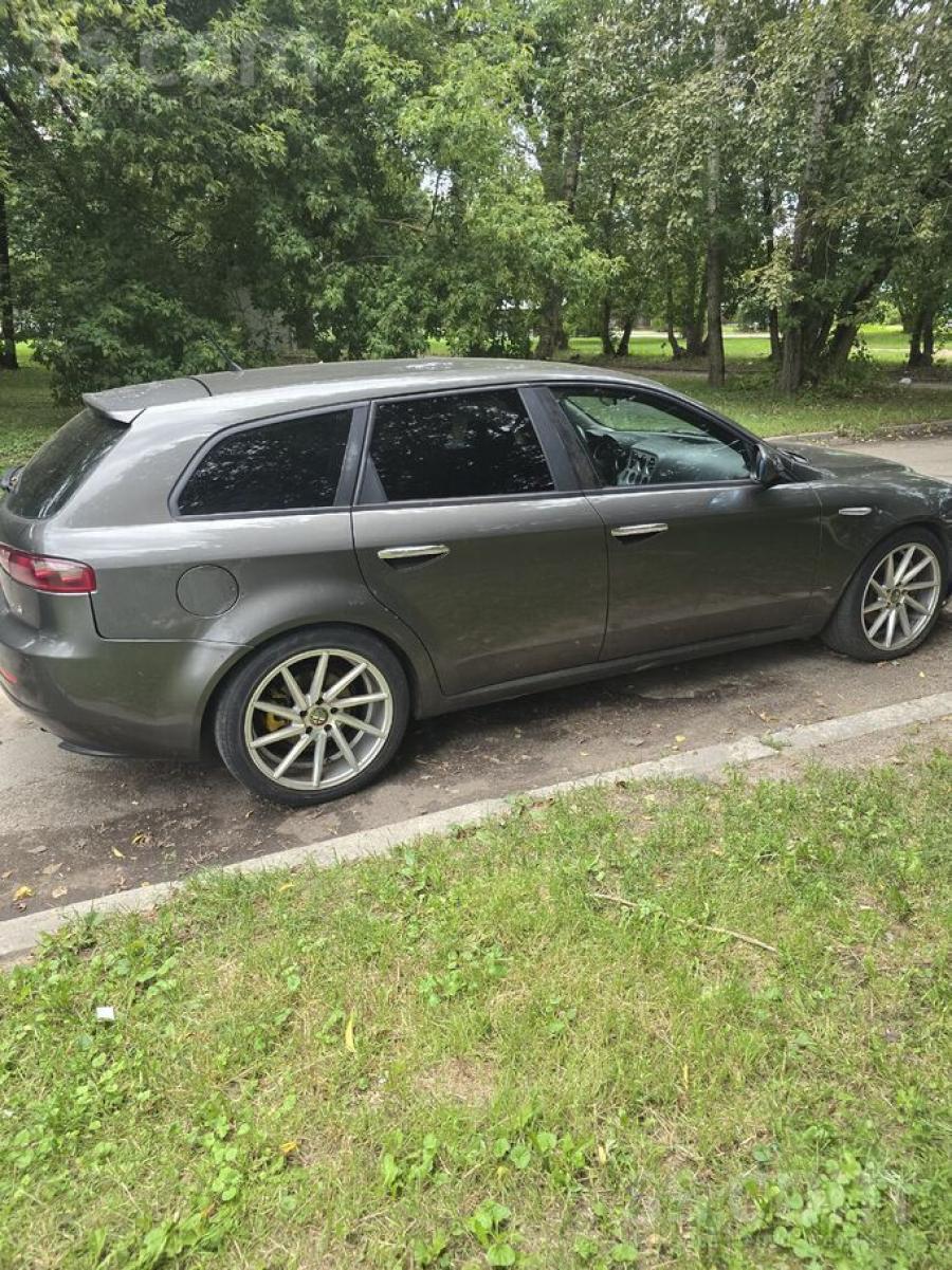 Brown Alfa Romeo 159 2007 in Riga, with an engine capacity of 1.90 L and mileage of 350 thousand km for 1175 €, photo 6 on AUTOMOTO.COM.LV