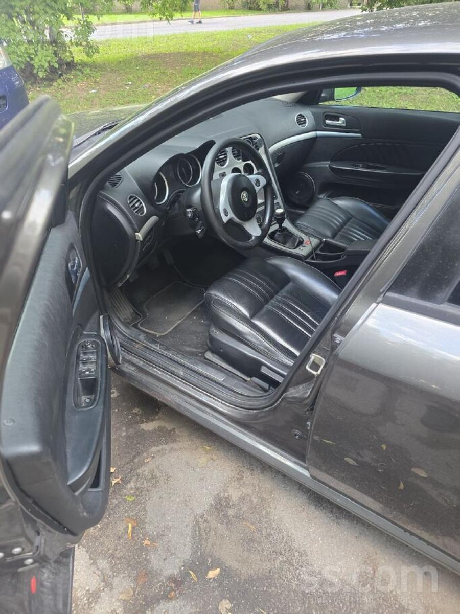 Brown Alfa Romeo 159 2007 in Riga, with an engine capacity of 1.90 L and mileage of 350 thousand km for 1175 €, photo 10 on AUTOMOTO.COM.LV