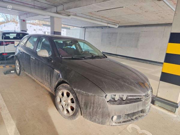 Green Alfa Romeo 159 2006 in Vilnius, with an engine capacity of 1.91 L and mileage of 220 thousand km for 990 €, photo 2 on AUTOMOTO.COM.LV