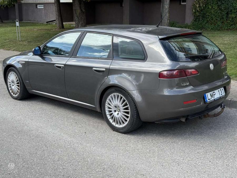 Green Alfa Romeo 159 2008 in Ukmerge, with an engine capacity of 1.91 L and mileage of 280 thousand km for 700 €, photo 3 on AUTOMOTO.COM.LV