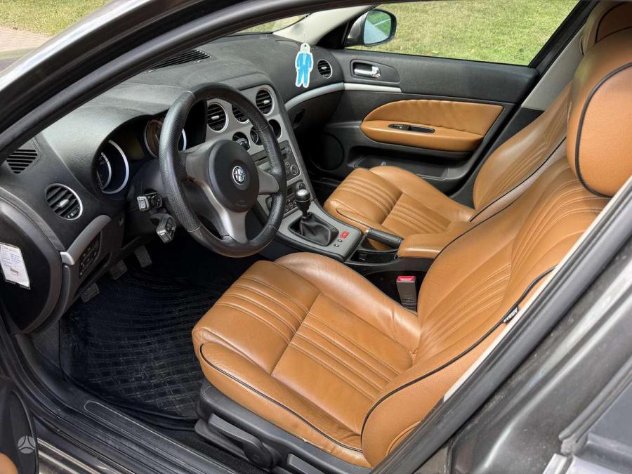 Green Alfa Romeo 159 2008 in Ukmerge, with an engine capacity of 1.91 L and mileage of 280 thousand km for 700 €, photo 4 on AUTOMOTO.COM.LV