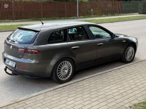 Green Alfa Romeo 159 2008 in Ukmerge, with an engine capacity of 1.91 L and mileage of 280 thousand km for 700 €, photo 5 on AUTOMOTO.COM.LV