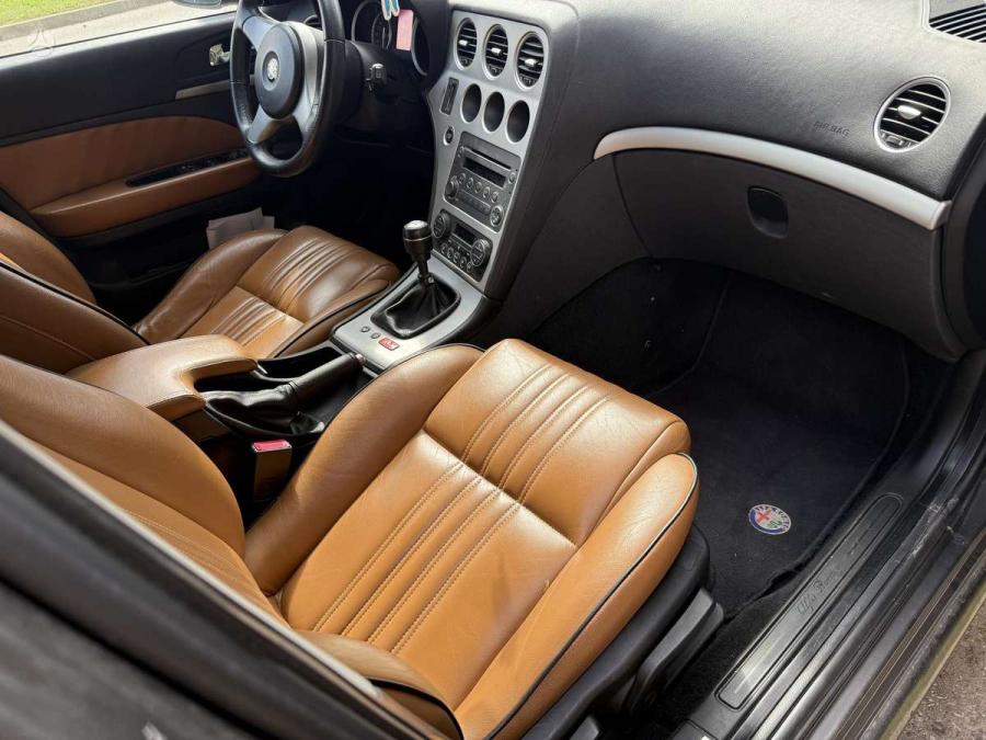 Green Alfa Romeo 159 2008 in Ukmerge, with an engine capacity of 1.91 L and mileage of 280 thousand km for 700 €, photo 7 on AUTOMOTO.COM.LV
