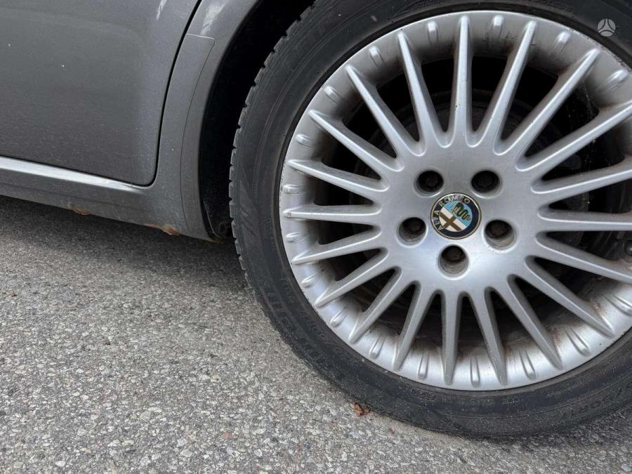 Green Alfa Romeo 159 2008 in Ukmerge, with an engine capacity of 1.91 L and mileage of 280 thousand km for 700 €, photo 8 on AUTOMOTO.COM.LV