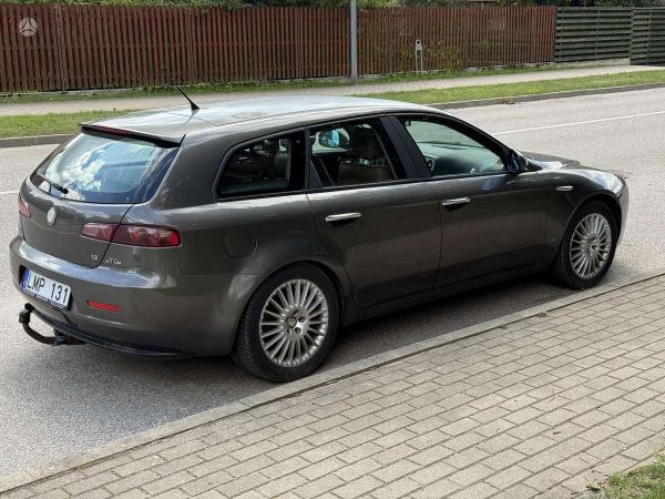 Green Alfa Romeo 159 2008 in Ukmerge, with an engine capacity of 1.91 L and mileage of 280 thousand km for 700 €, photo 5 on AUTOMOTO.COM.LV