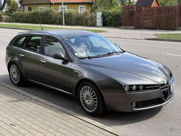 Green Alfa Romeo 159 2008 in Ukmerge, with an engine capacity of 1.91 L and mileage of 280 thousand km for 700 €, photo 6 on AUTOMOTO.COM.LV