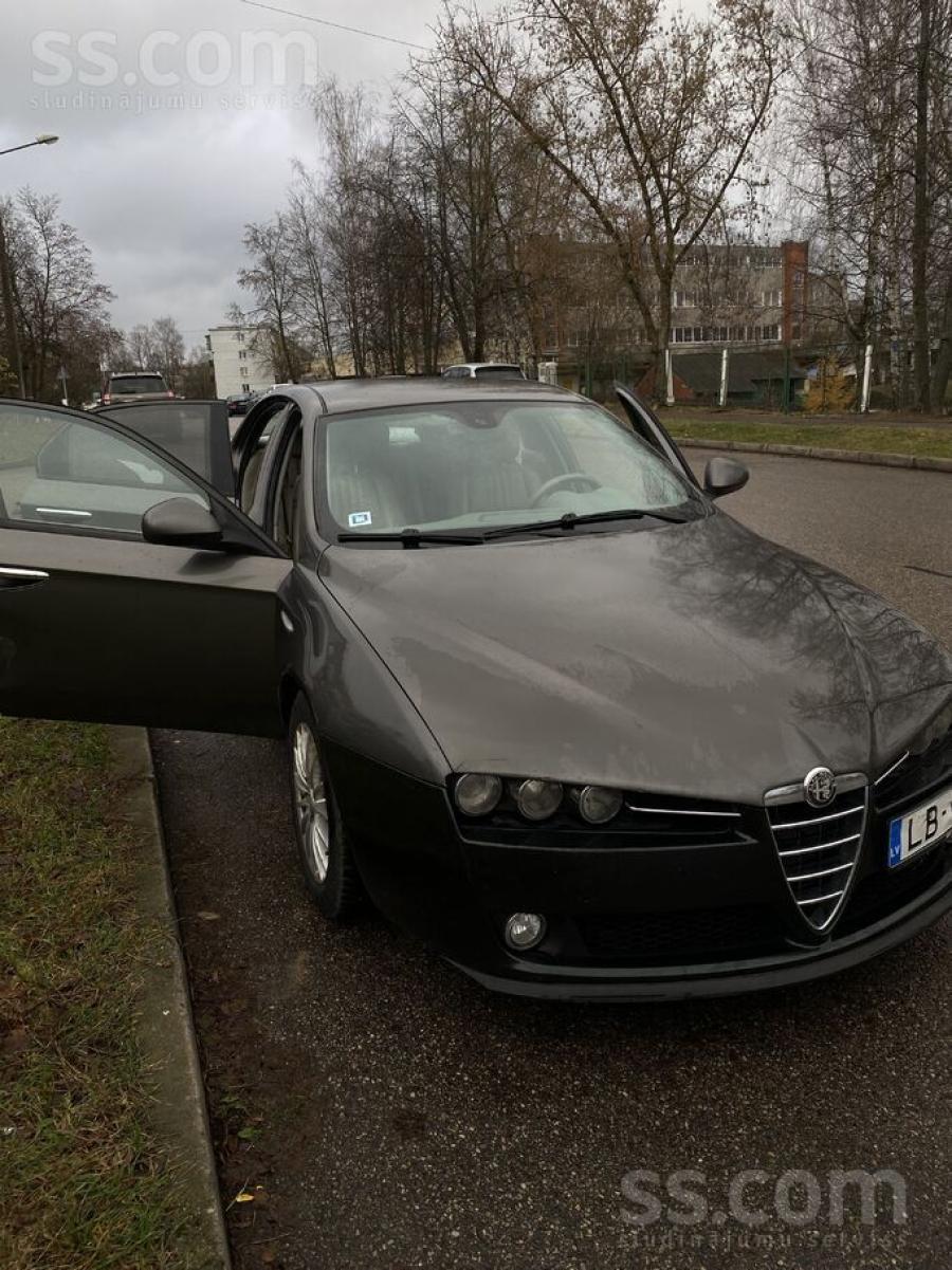 Pelēks Alfa Romeo 159 2006 Daugavpils, ar dzinēja tilpumu 1.90 L un nobraukumu 314 tūkst. km par 1500 €, foto 4 vietnē AUTOMOTO.COM.LV
