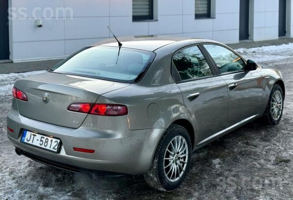 Grey Alfa Romeo 159 2006 in Riga, with an engine capacity of 2.20 L and mileage of 214 thousand km for 2590 €, photo 4 on AUTOMOTO.COM.LV