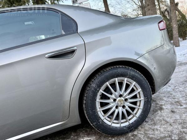 Grey Alfa Romeo 159 2006 in Riga, with an engine capacity of 2.20 L and mileage of 214 thousand km for 2590 €, photo 8 on AUTOMOTO.COM.LV