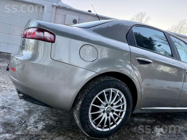 Grey Alfa Romeo 159 2006 in Riga, with an engine capacity of 2.20 L and mileage of 214 thousand km for 2590 €, photo 9 on AUTOMOTO.COM.LV