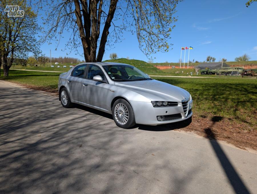 Pelēks Alfa Romeo 159 2006 Kauņa, ar dzinēja tilpumu 2.40 L un nobraukumu 230 tūkst. km par 2300 €, foto 1 vietnē AUTOMOTO.COM.LV