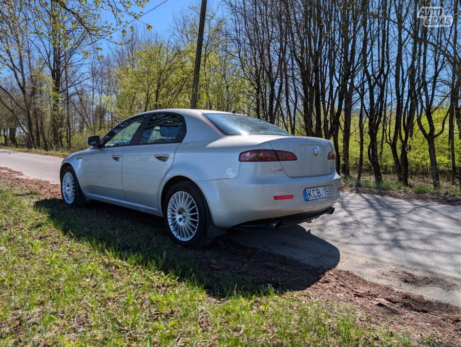 Pelēks Alfa Romeo 159 2006 Kauņa, ar dzinēja tilpumu 2.40 L un nobraukumu 230 tūkst. km par 2300 €, foto 6 vietnē AUTOMOTO.COM.LV