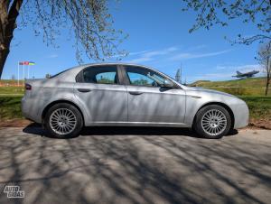 Pelēks Alfa Romeo 159 2006 Kauņa, ar dzinēja tilpumu 2.40 L un nobraukumu 230 tūkst. km par 2300 €, foto 11 vietnē AUTOMOTO.COM.LV