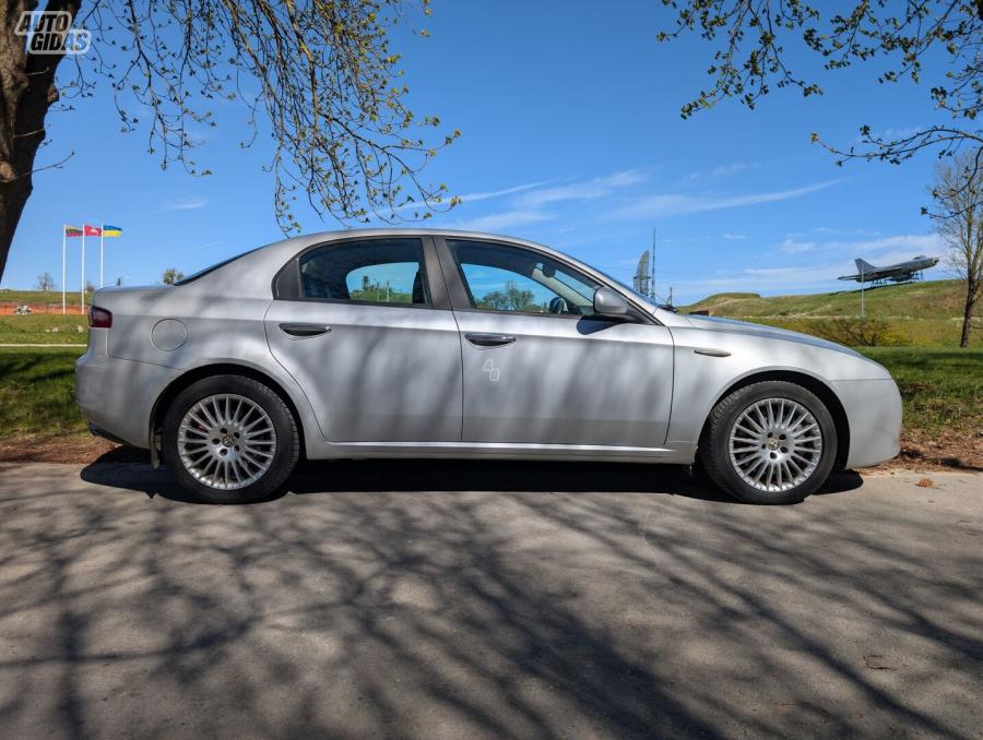 Pelēks Alfa Romeo 159 2006 Kauņa, ar dzinēja tilpumu 2.40 L un nobraukumu 230 tūkst. km par 2300 €, foto 12 vietnē AUTOMOTO.COM.LV