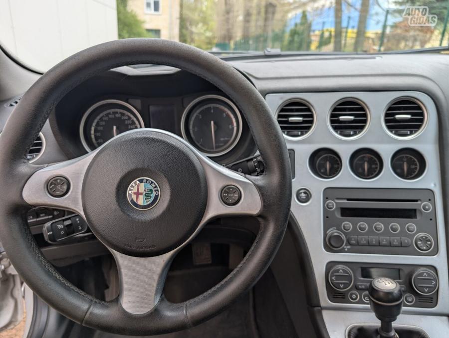 Pelēks Alfa Romeo 159 2006 Kauņa, ar dzinēja tilpumu 2.40 L un nobraukumu 230 tūkst. km par 2300 €, foto 25 vietnē AUTOMOTO.COM.LV