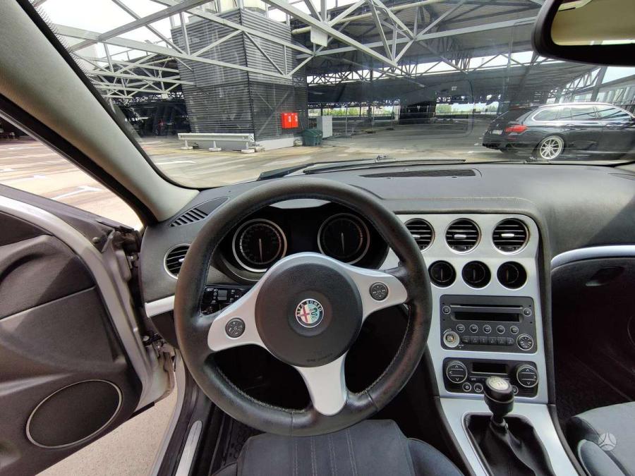 Grey Alfa Romeo 159 2006 in Siauliai, with an engine capacity of 1.86 L and mileage of 234 thousand km for 1300 €, photo 7 on AUTOMOTO.COM.LV