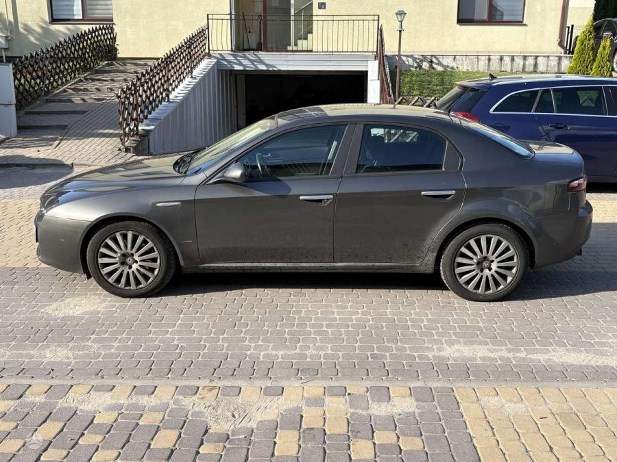 Grey Alfa Romeo 159 2006 in Kaunas, with an engine capacity of 1.91 L and mileage of 281 thousand km for 1100 €, photo 5 on AUTOMOTO.COM.LV