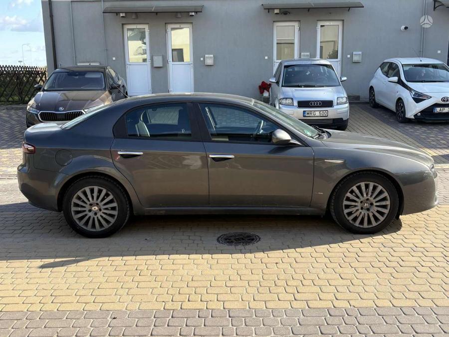 Grey Alfa Romeo 159 2006 in Kaunas, with an engine capacity of 1.91 L and mileage of 281 thousand km for 1100 €, photo 6 on AUTOMOTO.COM.LV