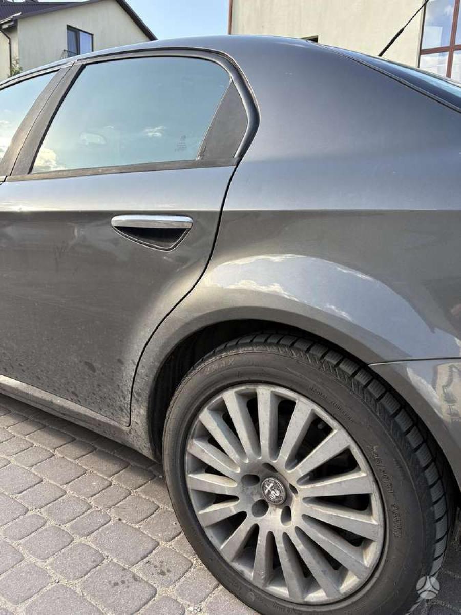 Grey Alfa Romeo 159 2006 in Kaunas, with an engine capacity of 1.91 L and mileage of 281 thousand km for 1100 €, photo 11 on AUTOMOTO.COM.LV