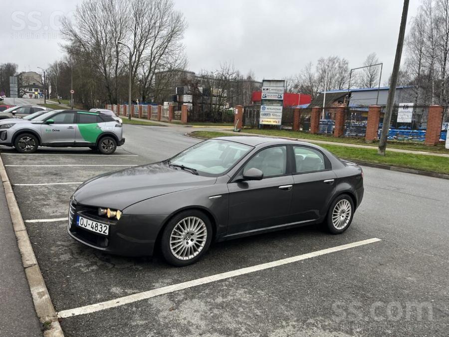Grey Alfa Romeo 159 2006 in Riga, with an engine capacity of 2.40 L and mileage of 226 thousand km for 3000 €, photo 17 on AUTOMOTO.COM.LV
