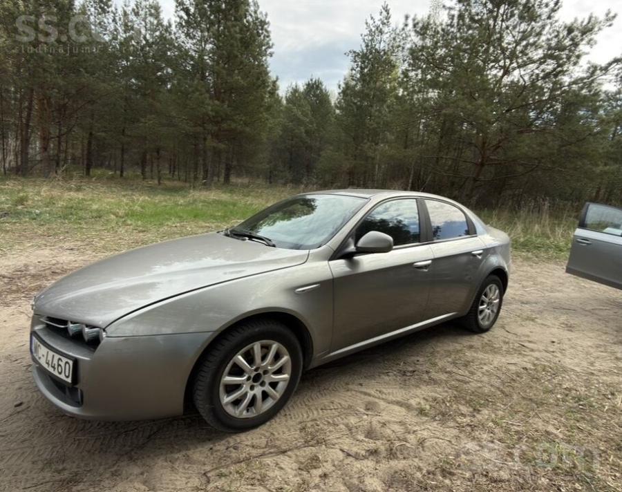 Pelēks Alfa Romeo 159 2007 Rīga, ar dzinēja tilpumu 2.20 L un nobraukumu 203 tūkst. km par 1800 €, foto 4 vietnē AUTOMOTO.COM.LV