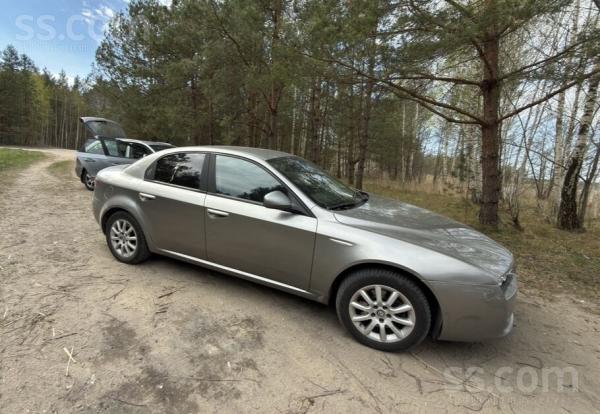 Pelēks Alfa Romeo 159 2007 Rīga, ar dzinēja tilpumu 2.20 L un nobraukumu 203 tūkst. km par 1800 €, foto 9 vietnē AUTOMOTO.COM.LV