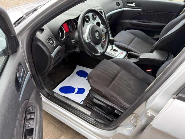Pelēks Alfa Romeo 159 2007 Viļņa, ar dzinēja tilpumu 1.91 L un nobraukumu 256 tūkst. km par 1650 €, foto 4 vietnē AUTOMOTO.COM.LV