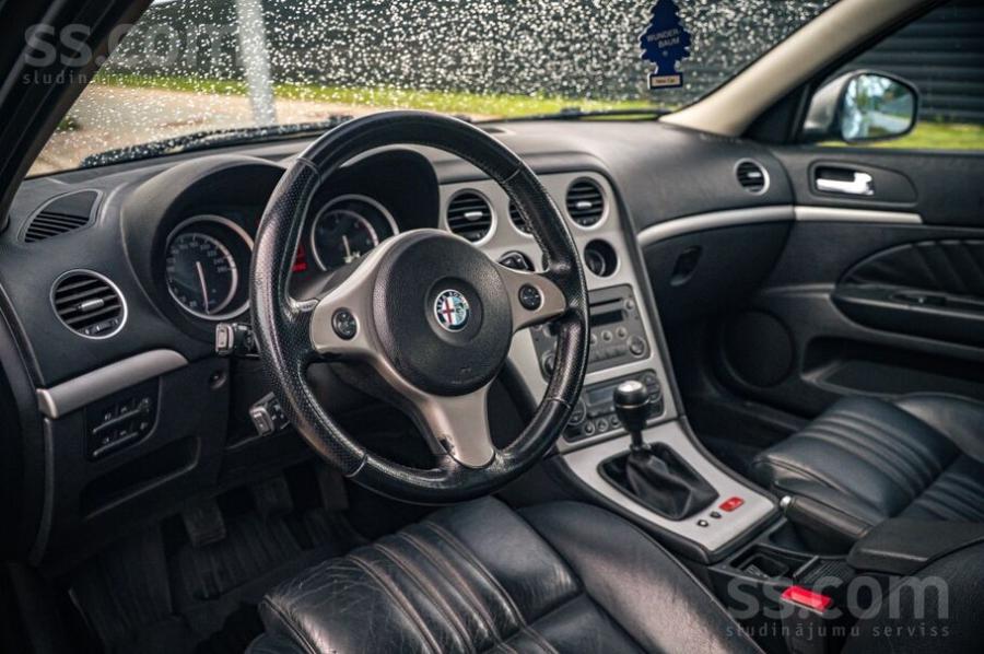 Pelēks Alfa Romeo 159 2008 Rīga, ar dzinēja tilpumu 1.90 L un nobraukumu 289 tūkst. km par 1390 €, foto 10 vietnē AUTOMOTO.COM.LV