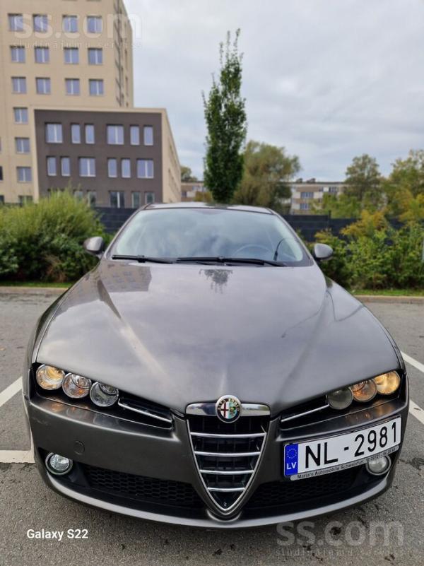 Alfa Romeo 159 2008 in Riga on AUTOMOTO.COM.LV Grey Alfa Romeo 159 2008 in Riga, with an engine capacity of 1.90 L and mileage of 324 thousand km for 2300 €, photo 3 on AUTOMOTO.COM.LV