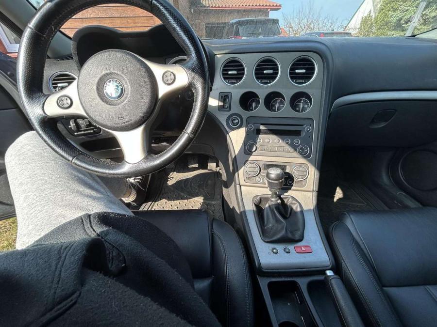 Grey Alfa Romeo 159 2009 in Marijampole, with an engine capacity of 1.91 L and mileage of 190 thousand km for 800 €, photo 8 on AUTOMOTO.COM.LV