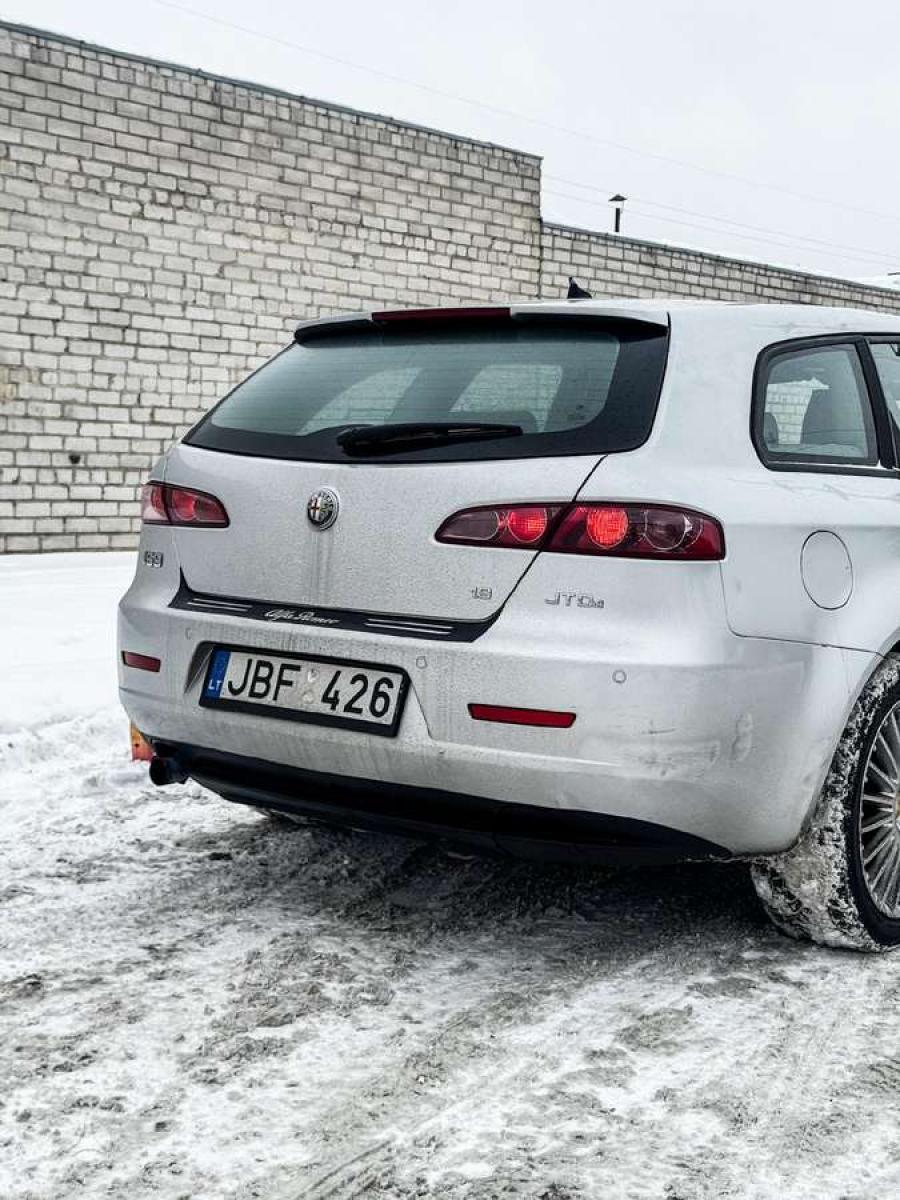 Pelēks Alfa Romeo 159 2005 Kauņa, ar dzinēja tilpumu 1.90 L un nobraukumu 280 tūkst. km par 2000 €, foto 4 vietnē AUTOMOTO.COM.LV