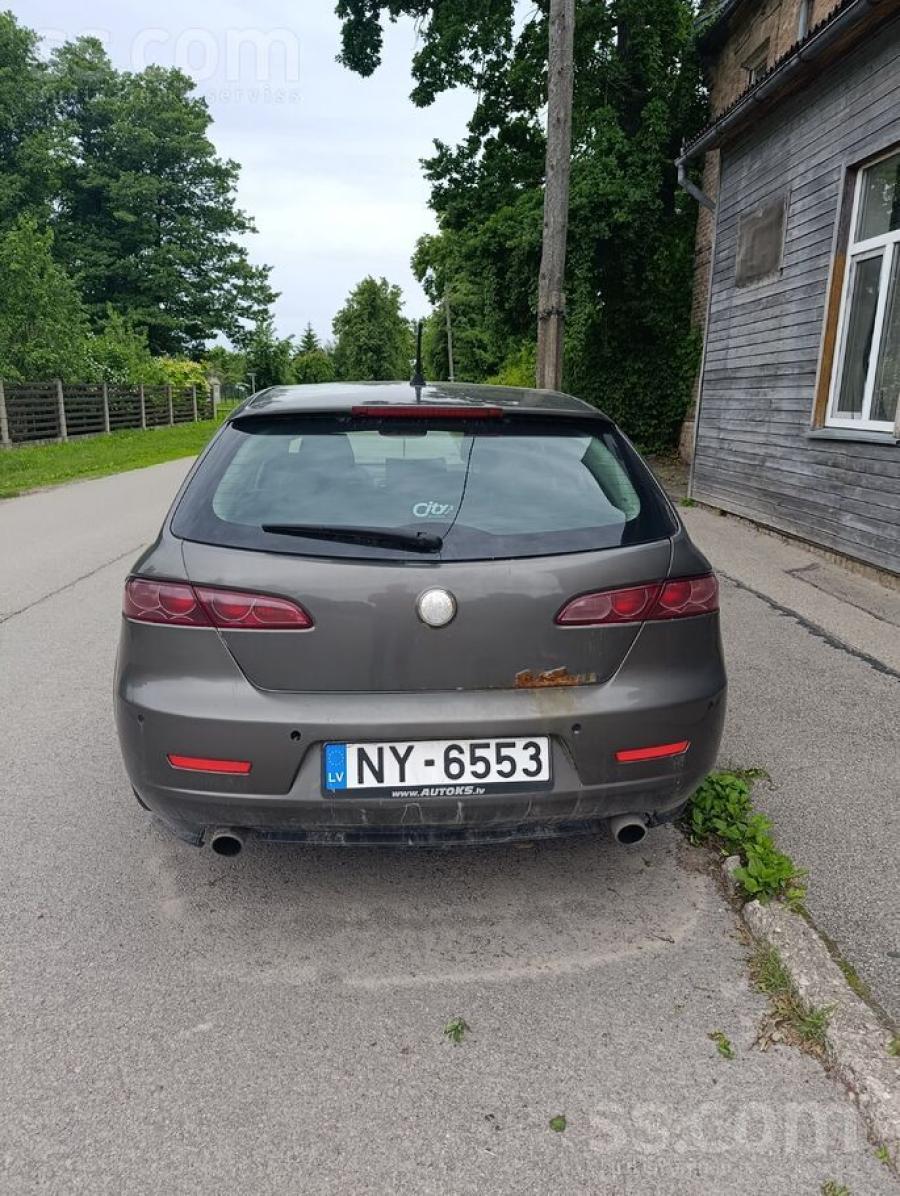 Pelēks Alfa Romeo 159 2006 Jūrmala, ar dzinēja tilpumu 2.40 L un nobraukumu 291 tūkst. km par 1500 €, foto 5 vietnē AUTOMOTO.COM.LV