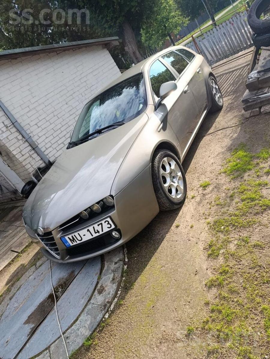 Pelēks Alfa Romeo 159 2006 Rīga, ar dzinēja tilpumu 1.90 L un nobraukumu 379 tūkst. km par 1400 €, foto 3 vietnē AUTOMOTO.COM.LV