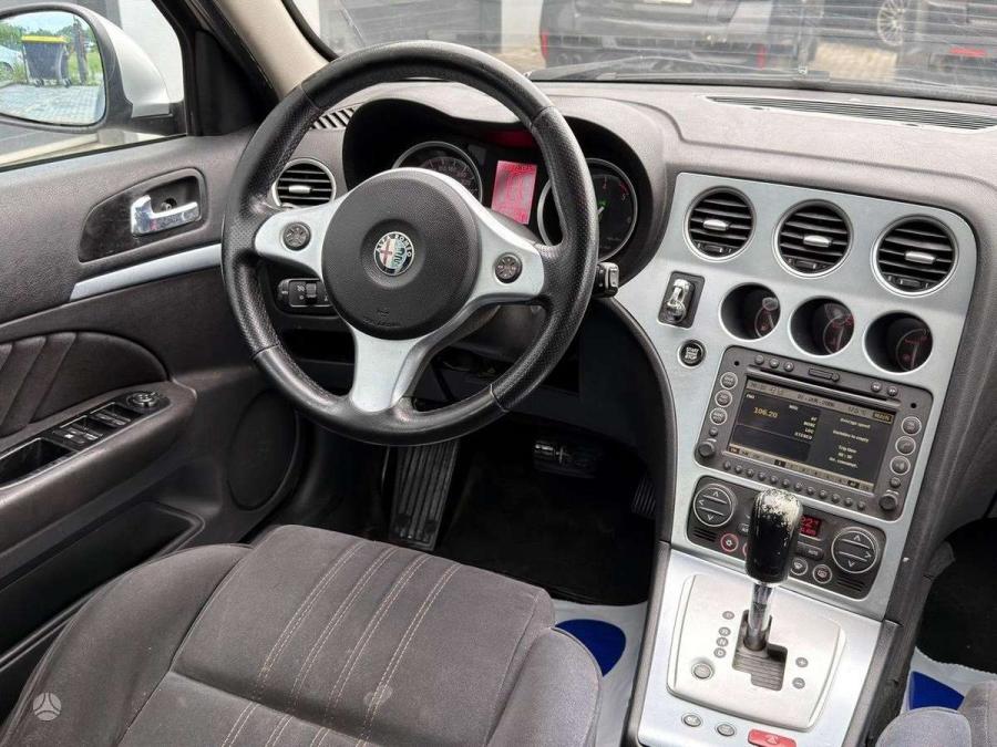 Grey Alfa Romeo 159 2007 in Vilnius, with an engine capacity of 1.91 L and mileage of 256 thousand km for 1750 €, photo 14 on AUTOMOTO.COM.LV