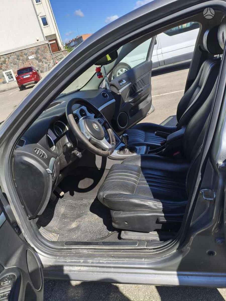 Grey Alfa Romeo 159 2007 in Klaipeda, with an engine capacity of 2.20 L and mileage of 256 thousand km for 900 €, photo 10 on AUTOMOTO.COM.LV