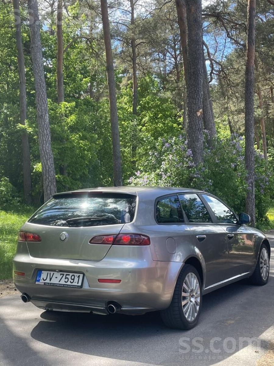 Pelēks Alfa Romeo 159 2007 Tukums, ar dzinēja tilpumu 2.40 L un nobraukumu 380 tūkst. km par 1850 €, foto 1 vietnē AUTOMOTO.COM.LV