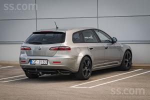 Pelēks Alfa Romeo 159 2007 Rīga, ar dzinēja tilpumu 2.20 L un nobraukumu 276 tūkst. km par 2350 €, foto 5 vietnē AUTOMOTO.COM.LV