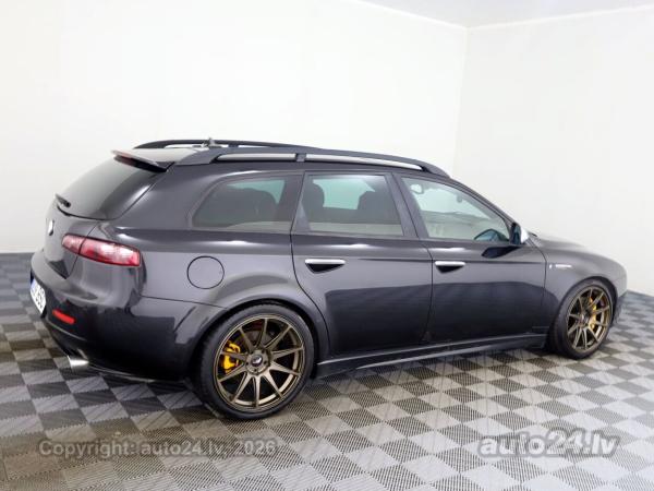 Pelēks Alfa Romeo 159 2008 Tallina, ar dzinēja tilpumu 2.40 L un nobraukumu 296 tūkst. km par 2499 €, foto 3 vietnē AUTOMOTO.COM.LV