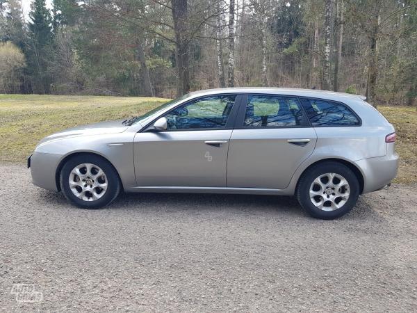 Grey Alfa Romeo 159 2009 in Vilnius, with an engine capacity of 1.90 L and mileage of 226 thousand km for 1599 €, photo 2 on AUTOMOTO.COM.LV