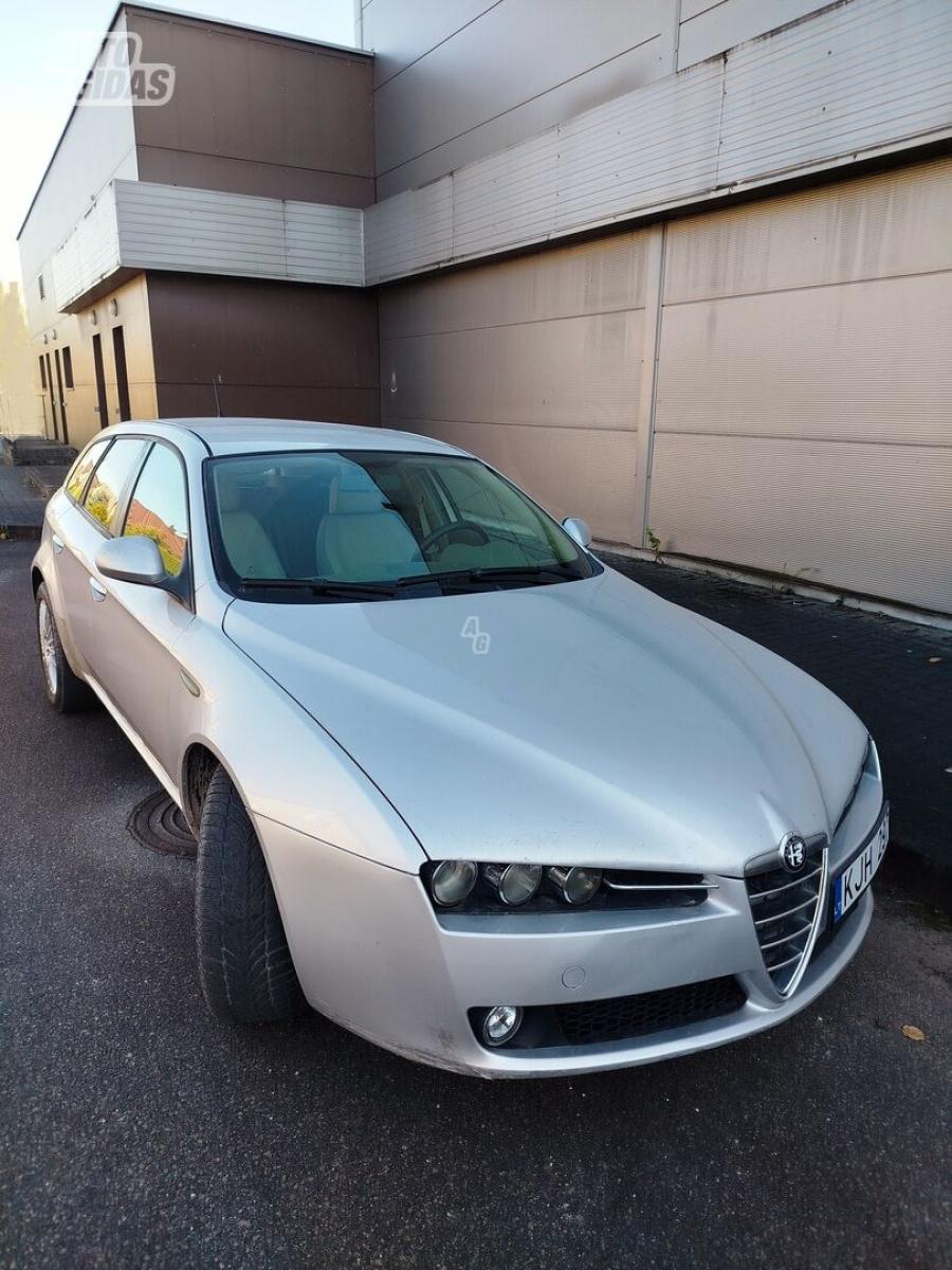 Pelēks Alfa Romeo 159 2010 Panevēža, ar dzinēja tilpumu 2.00 L un nobraukumu 299 tūkst. km par 2600 €, foto 3 vietnē AUTOMOTO.COM.LV