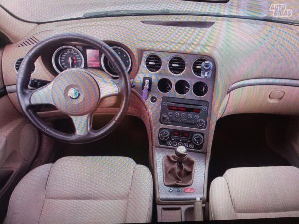 Pelēks Alfa Romeo 159 2010 Panevēža, ar dzinēja tilpumu 2.00 L un nobraukumu 299 tūkst. km par 2600 €, foto 3 vietnē AUTOMOTO.COM.LV