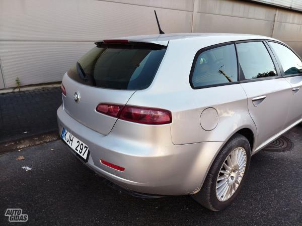 Pelēks Alfa Romeo 159 2010 Panevēža, ar dzinēja tilpumu 2.00 L un nobraukumu 299 tūkst. km par 2600 €, foto 4 vietnē AUTOMOTO.COM.LV