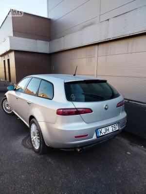 Pelēks Alfa Romeo 159 2010 Panevēža, ar dzinēja tilpumu 2.00 L un nobraukumu 299 tūkst. km par 2600 €, foto 6 vietnē AUTOMOTO.COM.LV