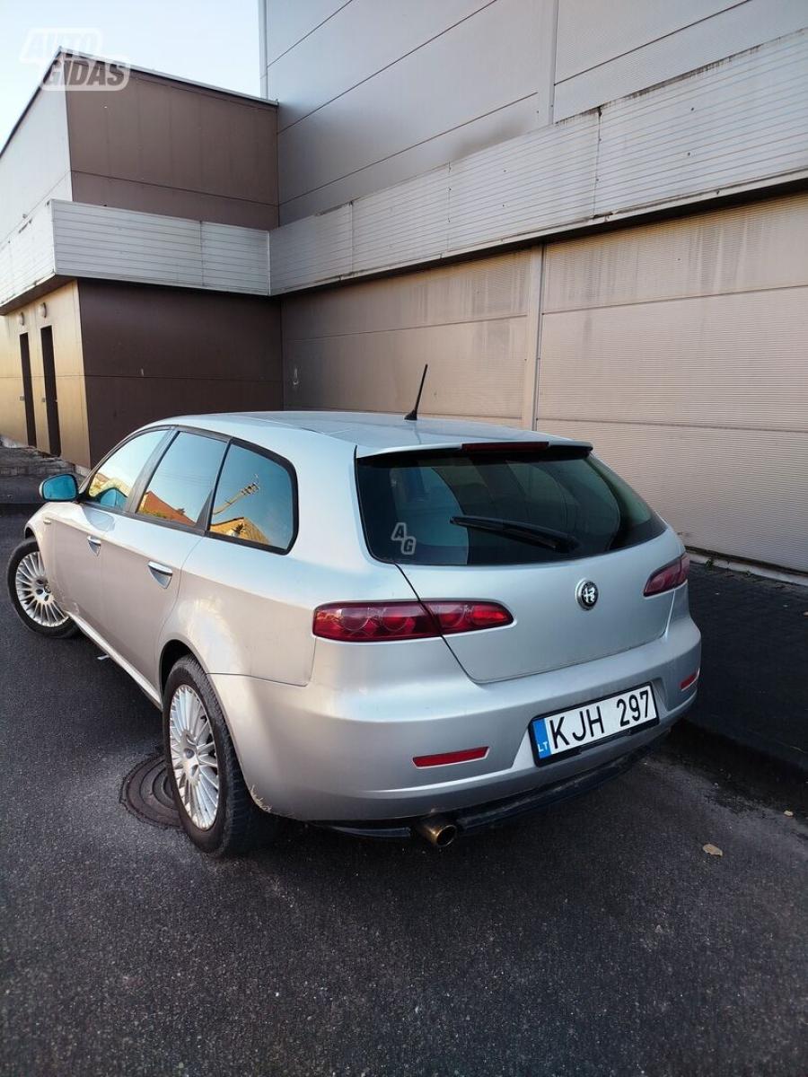 Pelēks Alfa Romeo 159 2010 Panevēža, ar dzinēja tilpumu 2.00 L un nobraukumu 299 tūkst. km par 2600 €, foto 6 vietnē AUTOMOTO.COM.LV