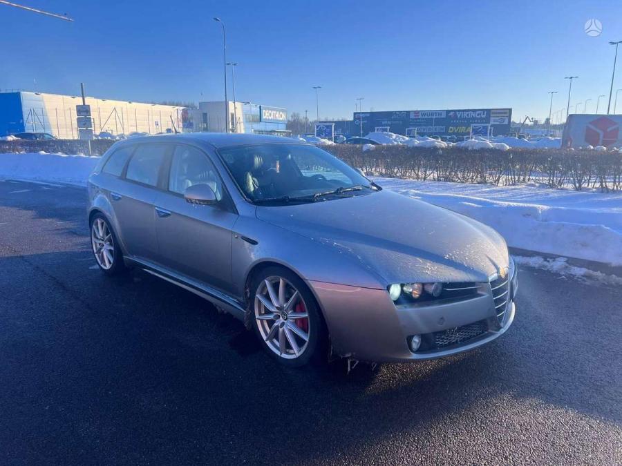 Grey Alfa Romeo 159 2011 in Vilnius, with an engine capacity of 1.96 L and mileage of 243 thousand km for 4200 €, photo 2 on AUTOMOTO.COM.LV