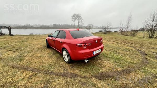 Red Alfa Romeo 159 2006 in Preili, with an engine capacity of 1.90 L and mileage of 268 thousand km for 1650 €, photo 3 on AUTOMOTO.COM.LV