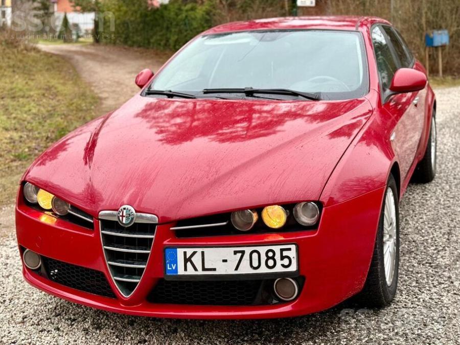 Red Alfa Romeo 159 2006 in Riga, with an engine capacity of 2.40 L and mileage of 329 thousand km for 2450 €, photo 1 on AUTOMOTO.COM.LV