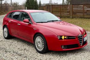 Red Alfa Romeo 159 2006 in Riga, with an engine capacity of 2.40 L and mileage of 329 thousand km for 2450 €, photo 2 on AUTOMOTO.COM.LV