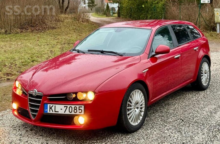 Red Alfa Romeo 159 2006 in Riga, with an engine capacity of 2.40 L and mileage of 329 thousand km for 2450 €, photo 3 on AUTOMOTO.COM.LV